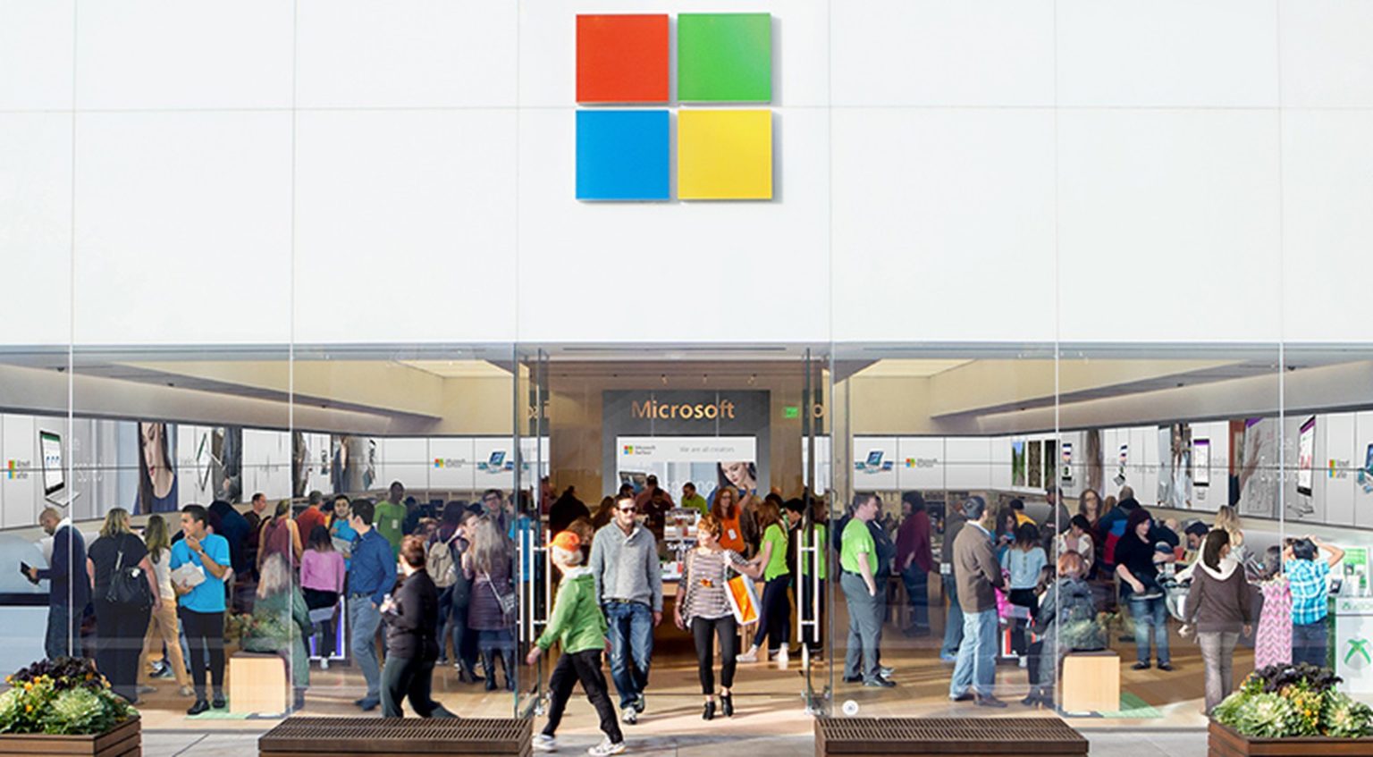 Microsoft nadobro zavírá svou konkurenci kamenných Apple Storů